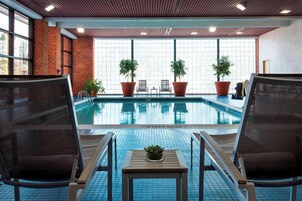 Piscina interna, piscina externa sazonal