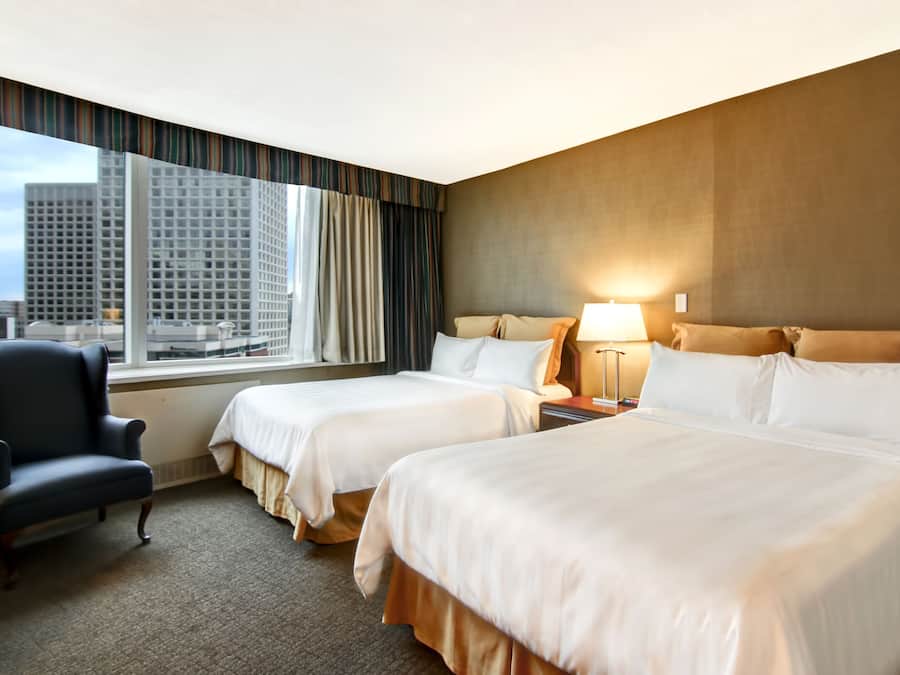 Quarto Duplo Standard, 2 camas de casal, Vista para a cidade | Roupa de alta qualidade, camas de colchão pillowtop, secretária