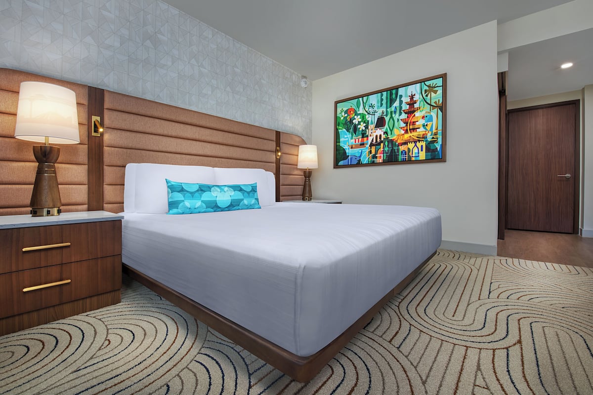 Cofre no quarto, secretária, cortinas/cortinados opacos