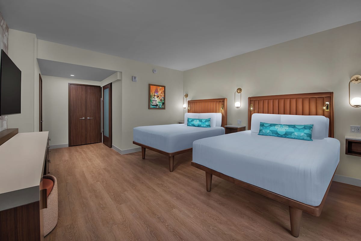 Cofre no quarto, secretária, cortinas/cortinados opacos