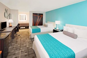 Quarto, 2 camas de casal, para não fumantes | 1 quarto, escrivaninha, cortinas blackout, quartos à prova de som