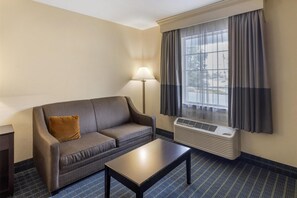 Quarto standard, 1 cama King, para não fumantes, micro-ondas (with Sofabed) | Cofres nos quartos, escrivaninha, ferros/tábuas de passar roupa