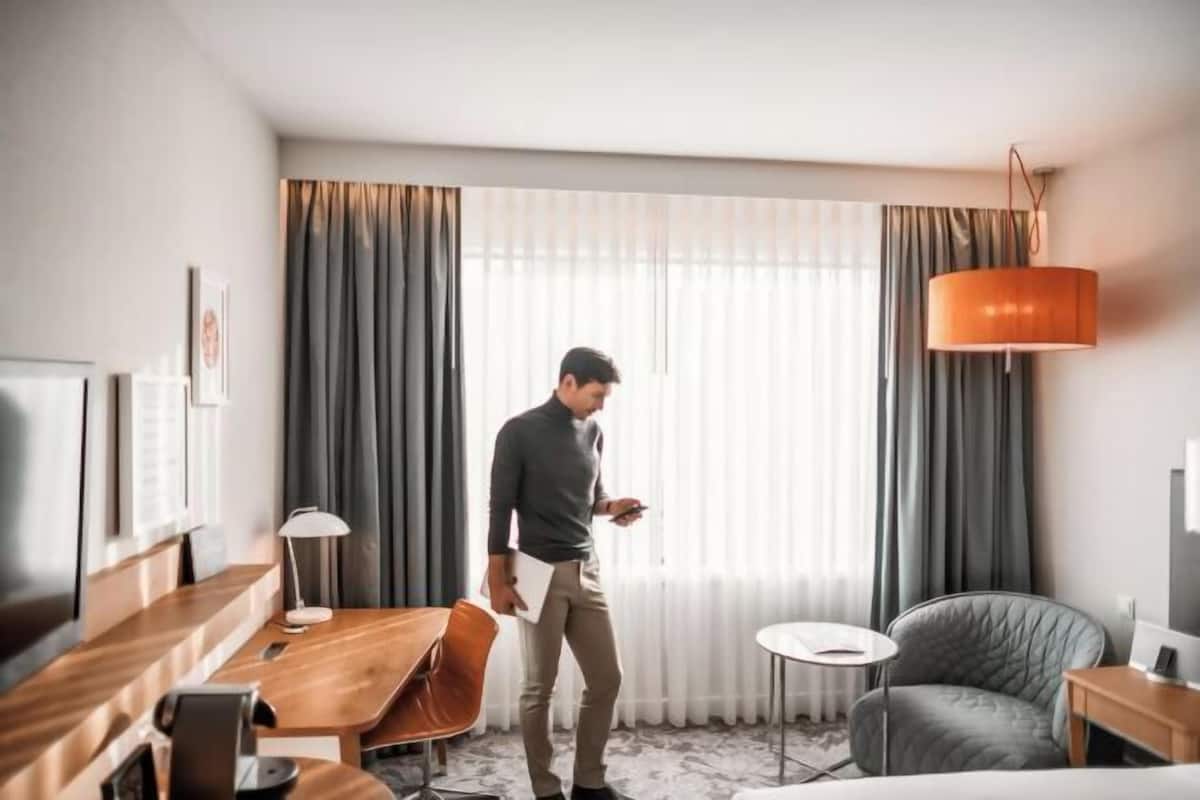Minibar, cofre com capacidade para portátil, secretária