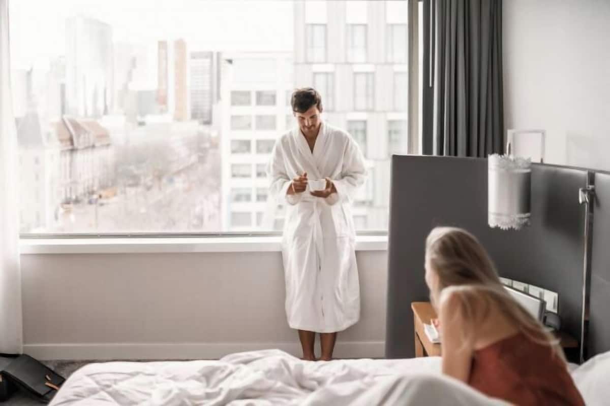 Minibar, cofre com capacidade para portátil, secretária