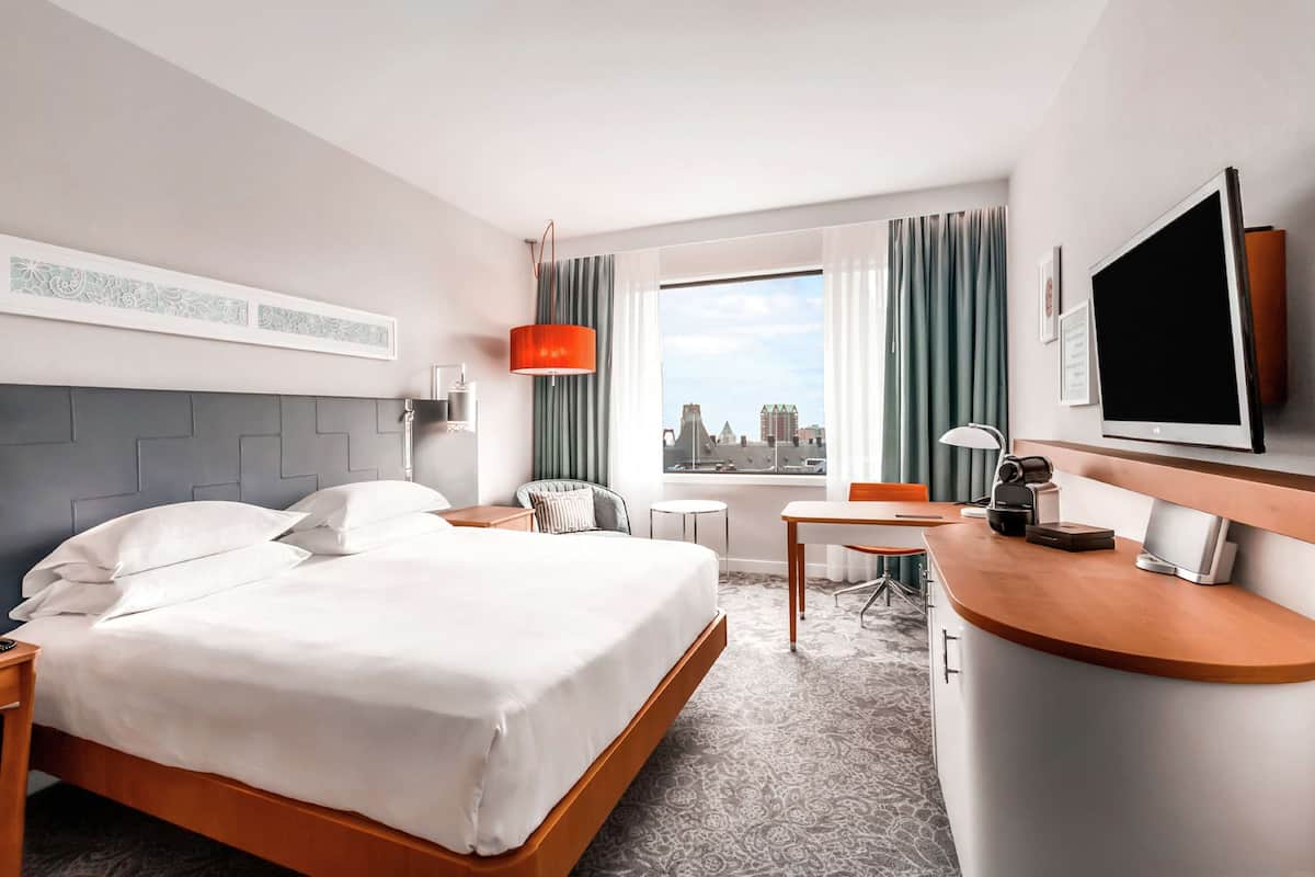 Quarto Deluxe, 1 cama king-size (High Floor) | Minibar, cofre com capacidade para portátil, secretária