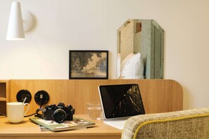 Quarto Individual Empresarial | 1 quarto, minibar, cofre com capacidade para portátil 
