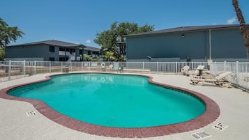 Piscina exterior, da(s) 9:00 à(s) 22:00, espreguiçadeiras