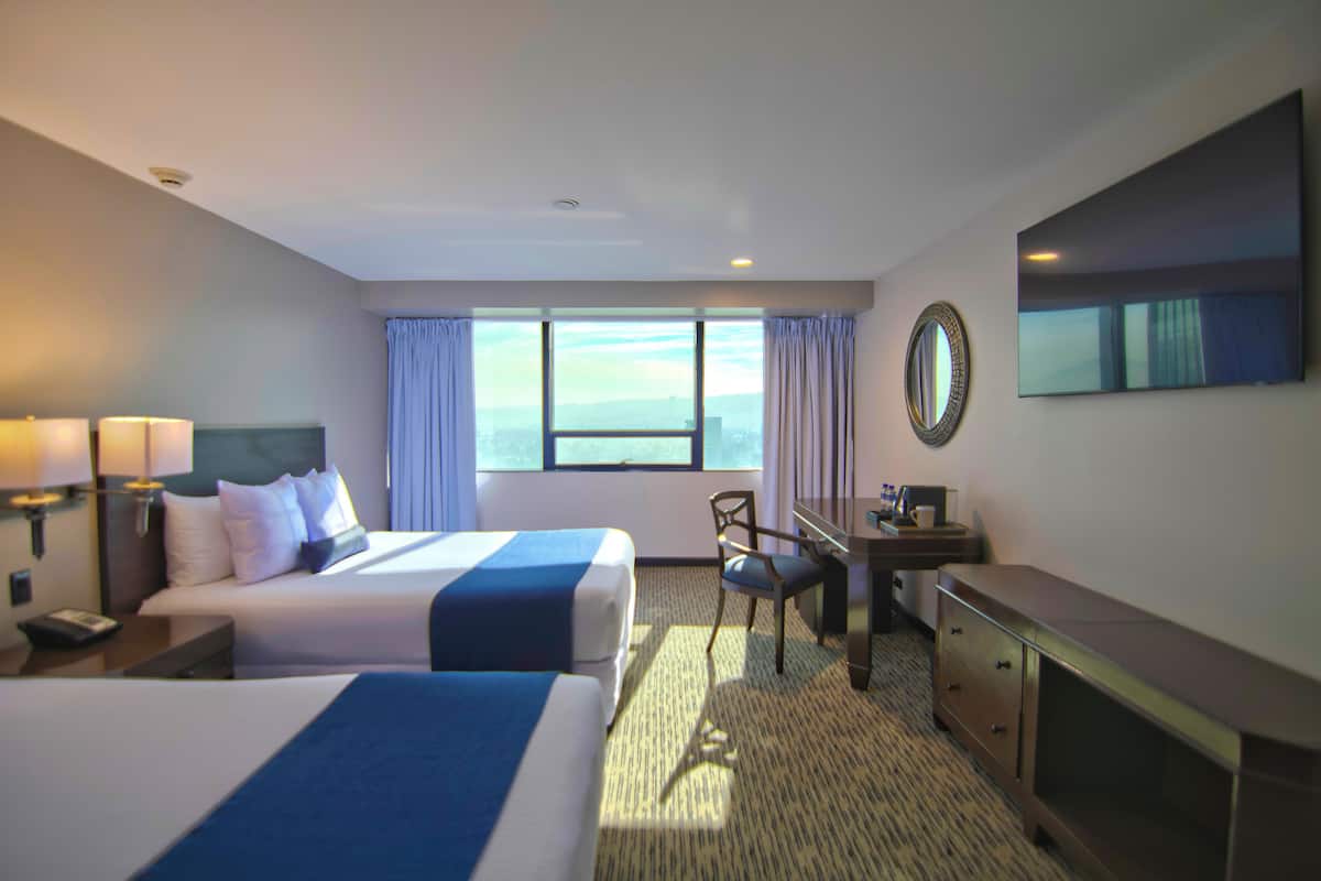 Quarto casal executivo (Grand Club) | Edredons de pluma, camas com colchões pillow-top, escrivaninha