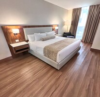 Standard (Luxor King) | Roupa de alta qualidade, cofre com capacidade para portátil, secretária 