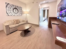 Suite Superior | Sala de estar | Smart TV de 80 polegadas com canais por cabo