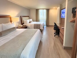 Quarto Duplo (Luxor Doble) | Roupa de alta qualidade, cofre com capacidade para portátil, secretária 