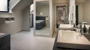 Suíte, 1 quarto | Banheiro | Produtos de toalete grátis, secador de cabelo, roupões de banho