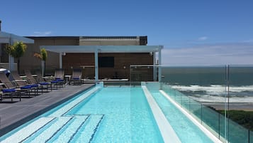Piscina interior, piscina exterior, espreguiçadeiras