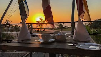 Pequenos-almoços, almoços, jantares servidos, com vista para o oceano