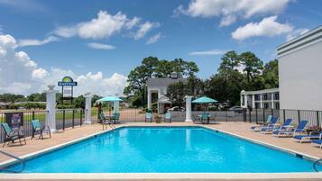 Piscina exterior, espreguiçadeiras