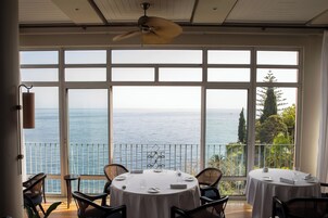 4 restaurantes, cozinha local e internacional 