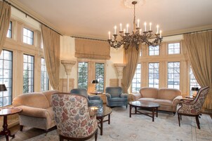 Área de estar no saguão