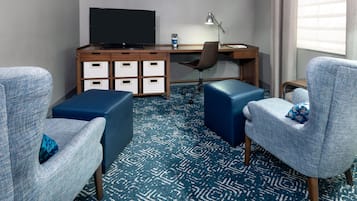 Suíte júnior, 1 cama King | Área de estar | TV de tela plana 32 polegadas com canais a cabo, TV, filmes pagos