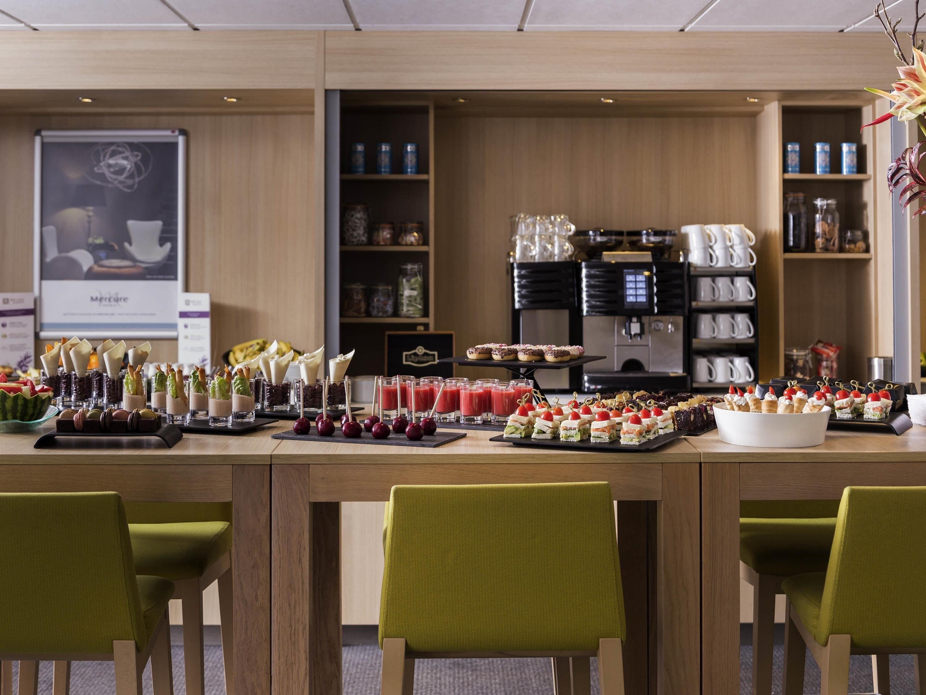 Disposição de buffet com diversos alimentos e um espaço para café.