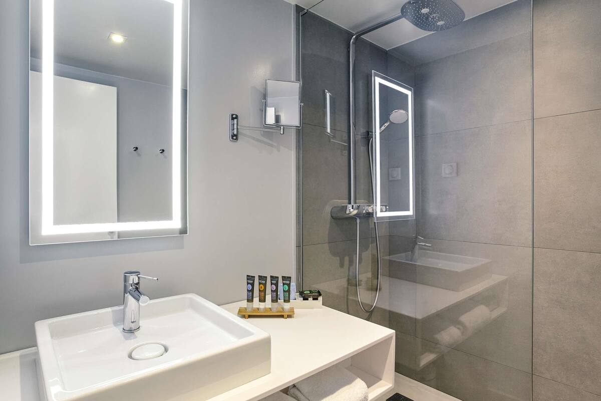 Roupa de alta qualidade, minibar, cofre com capacidade para portátil 