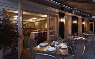 Pequenos-almoços servidos, cozinha americana, com vista para o jardim 