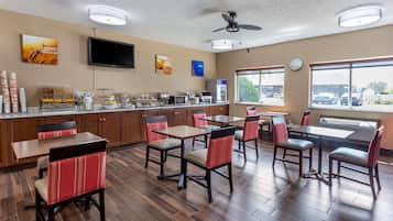 Café da manhã para viagem grátis todos os dias