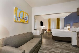 Suite, várias camas, não fumadores (Efficiency) | Ferro/tábua de engomar, berços/camas para crianças grátis 