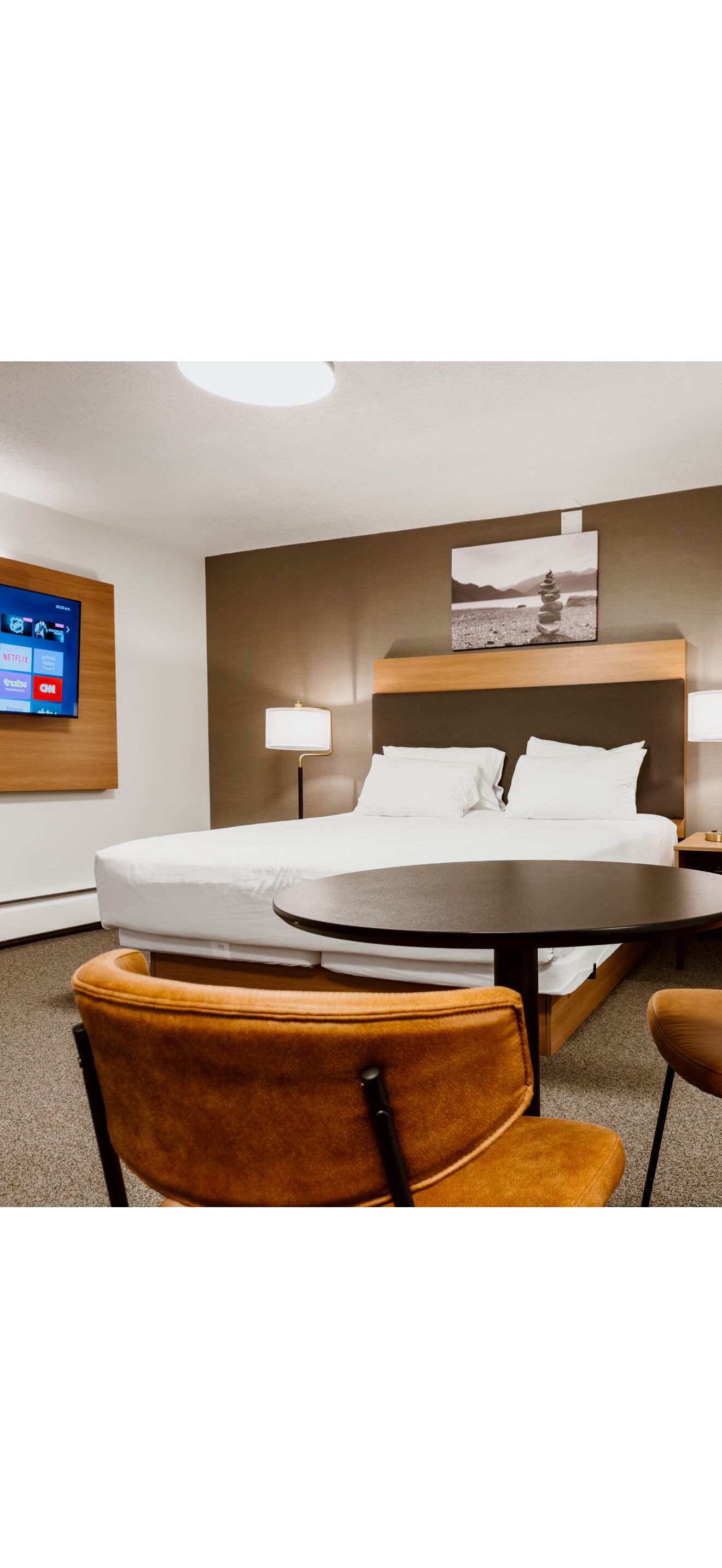 Quarto Deluxe, 2 camas queen-size | Cofre no quarto, secretária, cortinas/cortinados opacos 