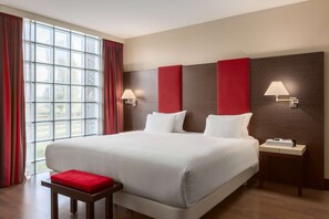 Roupas de cama premium, frigobar, cofres nos quartos, escrivaninha