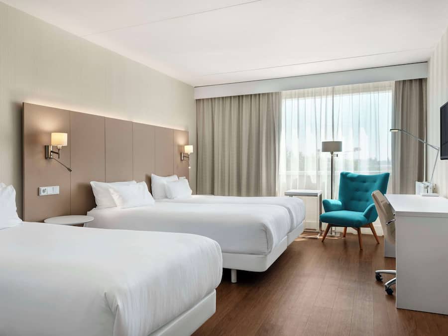 Quarto Triplo Superior | Roupa de alta qualidade, minibar, cofre no quarto, secretária