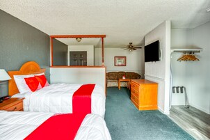 Suíte, 2 camas de casal, para fumantes | Escrivaninha, Wi-Fi de cortesia, roupa de cama