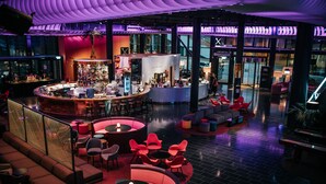 Uma área de estar moderna com assentos e um bar.