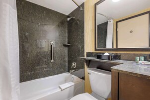 Suite, 1 cama king-size e sofá-cama, não fumadores, no canto (with Sofabed) | Casa de banho | Um polibã, artigos de higiene pessoal grátis, um secador de cabelo 