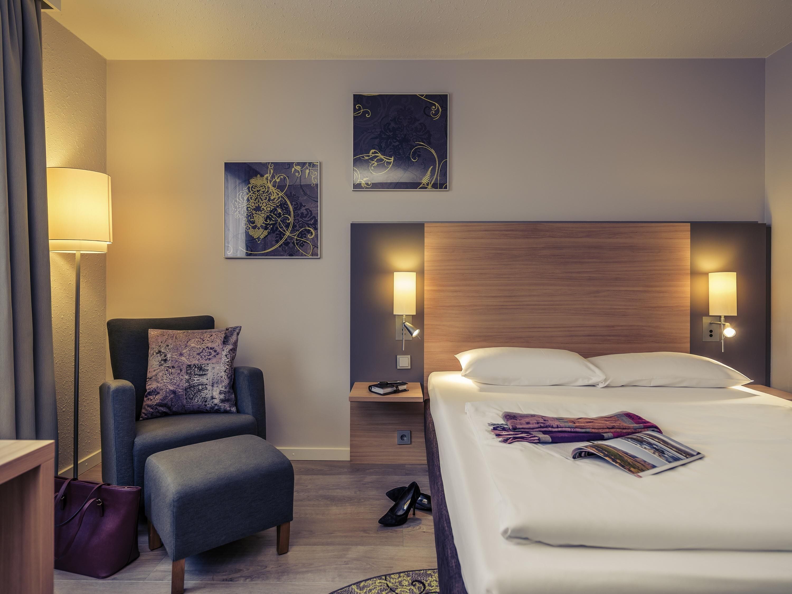 Roupa hipoalergénica, cofre no quarto, secretária 