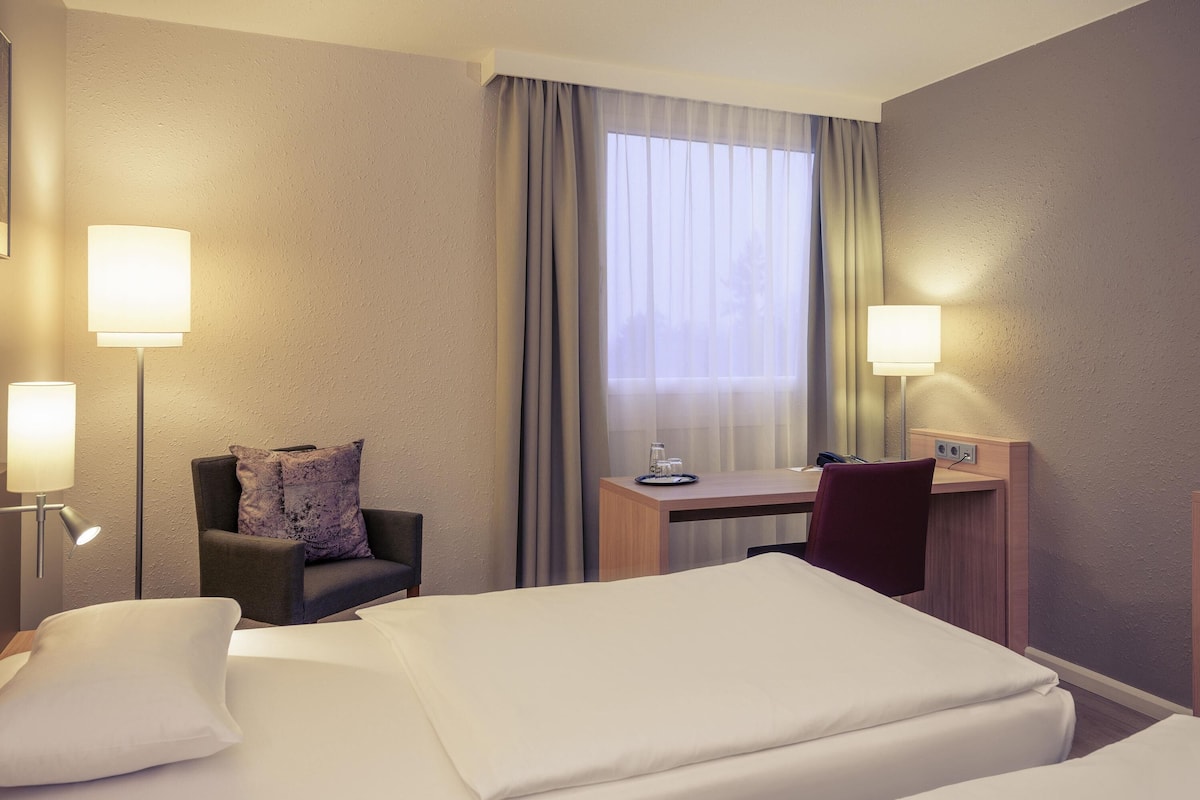 Quarto duplo standard, 2 camas de solteiro | Roupas de cama antialérgicas, cofres nos quartos, escrivaninha