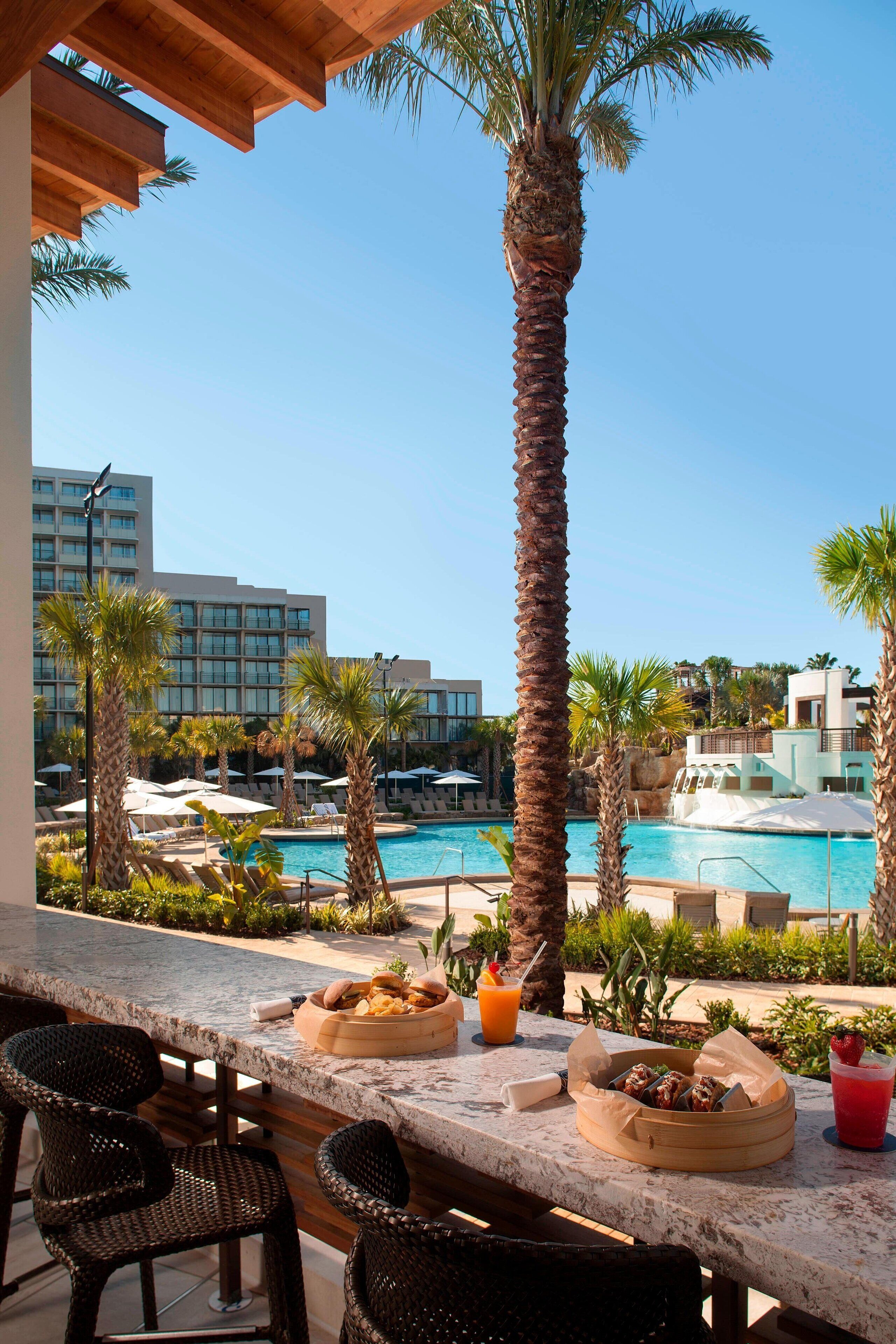 3 piscinas externas, funciona das 8h às 22h, barracas, guarda-sóis