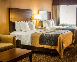 Cofres nos quartos, cortinas blackout, ferros/tábuas de passar roupa