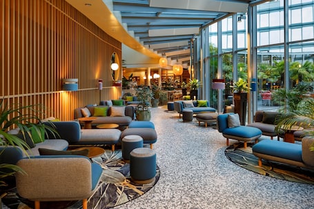 Lounge no hall. Alpha Palmiers by Fassbind