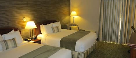 Camas com colchões pillow-top, cofres nos quartos, escrivaninha