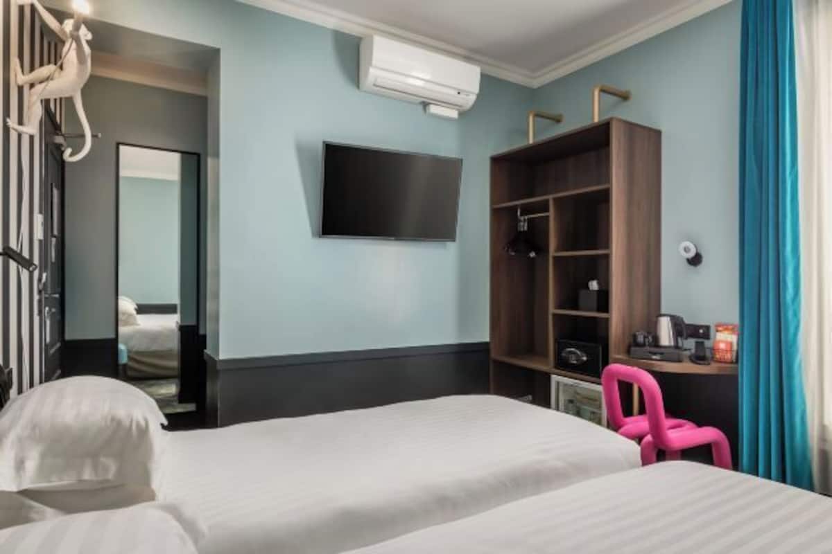 Frigobar, cofres nos quartos, escrivaninha, quartos à prova de som