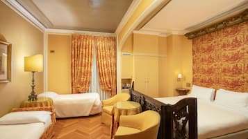 Quarto Familiar, várias camas, não fumadores | Edredões de penas, camas de colchão pillowtop, cofre no quarto