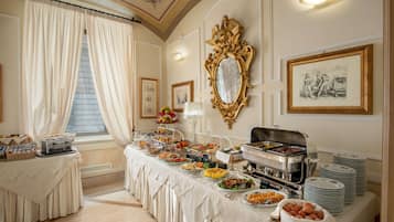 Pequeno-almoço tipo buffet diário mediante uma taxa