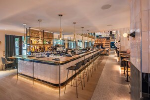 2 bares/lounges