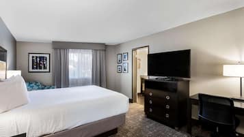 Quarto, 1 cama King | Roupas de cama premium, escrivaninha, espaço de trabalho para notebook