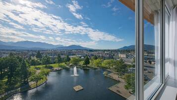 Quarto, 1 cama king-size, vista para o lago (Coast King with Pond View) | Cofre no quarto, secretária