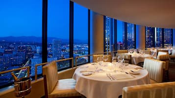 3 restaurantes, é servido café da manhã