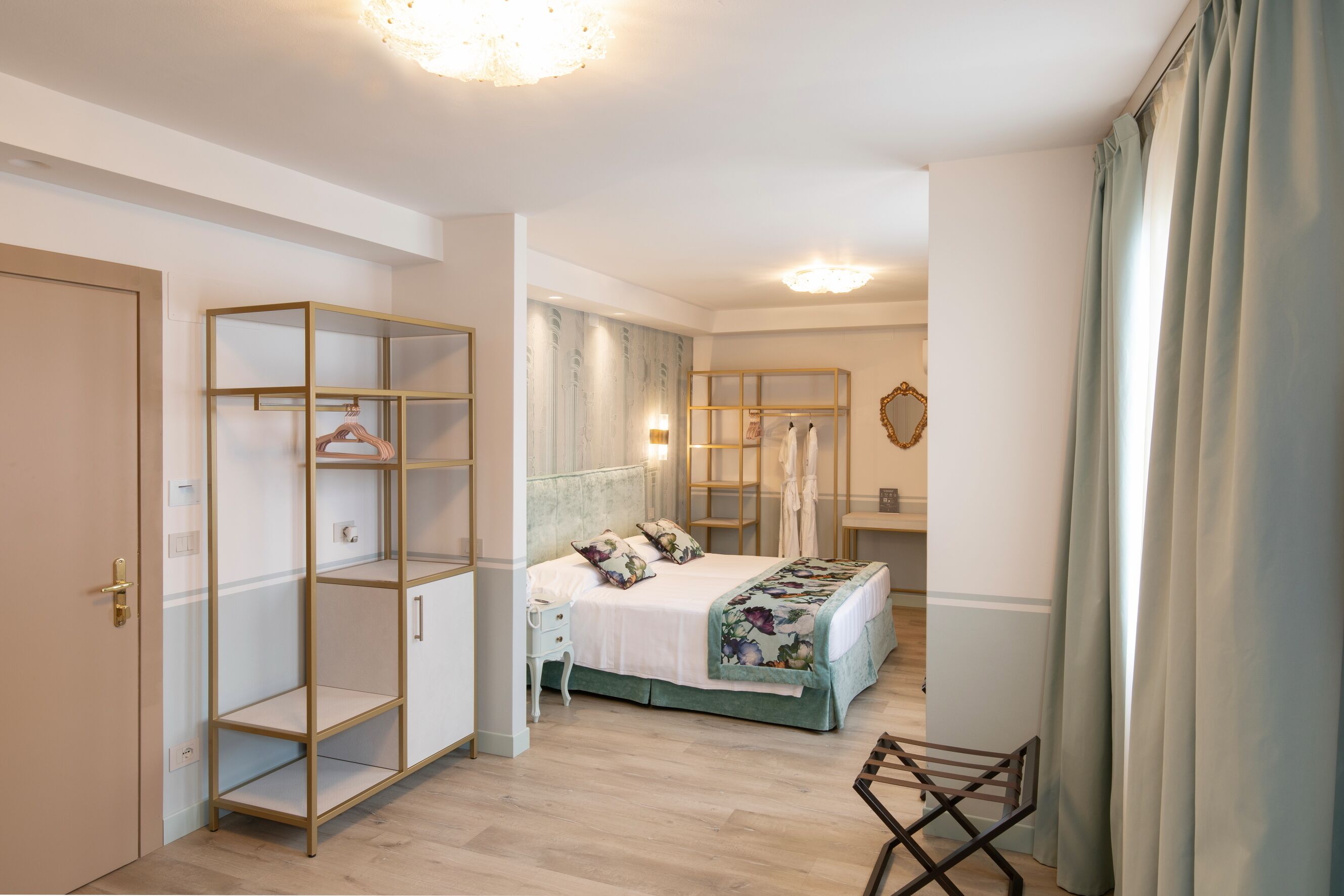 Quarto com cama, guarda-roupa, espelho e uma cadeira.