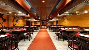 2 restaurantes, que servem almoços, jantares, também cozinha americana