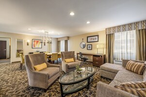 Suite Júnior, 1 quarto | Cofre no quarto, secretária, ferro/tábua de engomar 