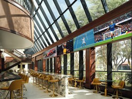 Este bar no lobby do hotel 